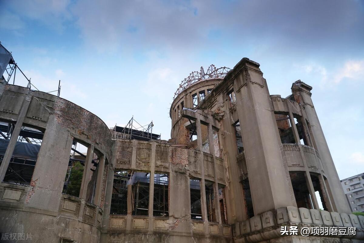 World War II nuclear war: Hiroshima and Nagasaki, two atomic bombs ...