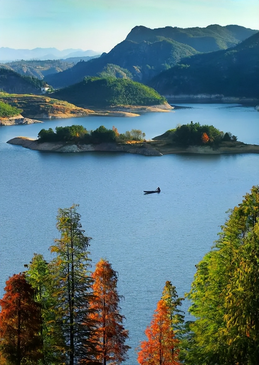 The autumn river, the autumn water is long and the sky is bright and ...