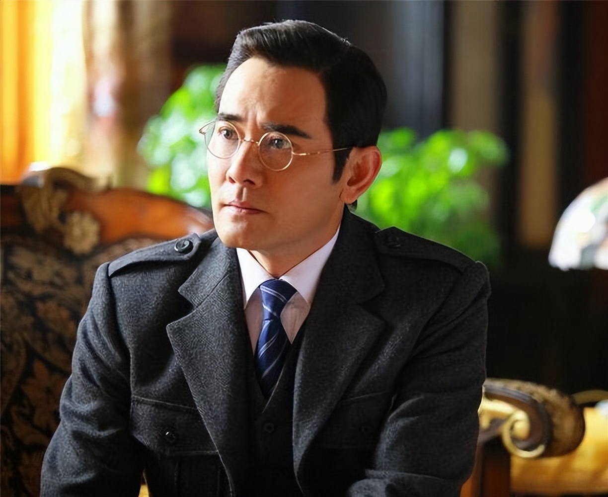 Zhou Xun and Chen Hong fell in love with him at first sight. They were ...