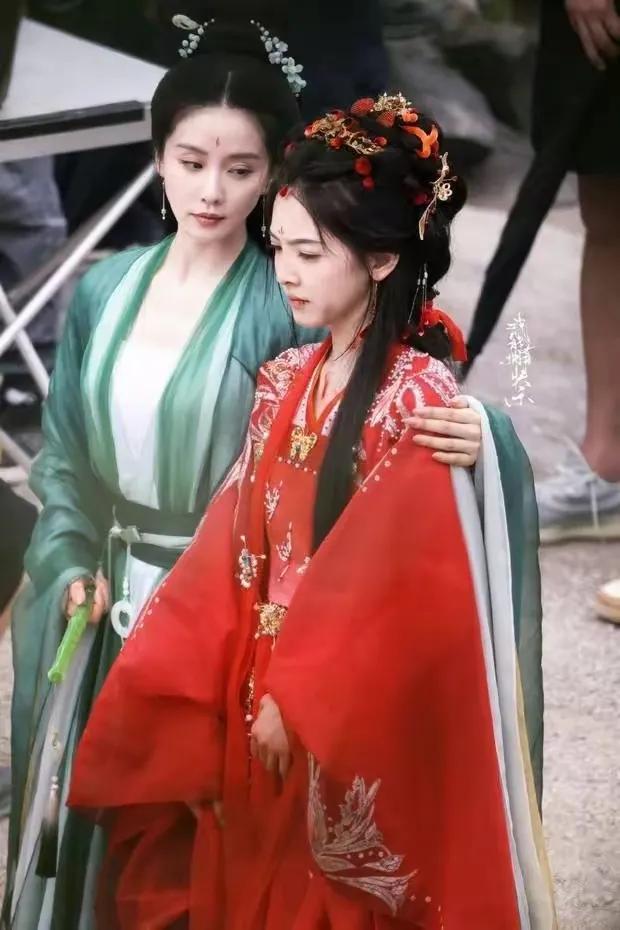 Liu Shishi's ancient costume is full of fairy spirit, and Zhang Ruonan ...