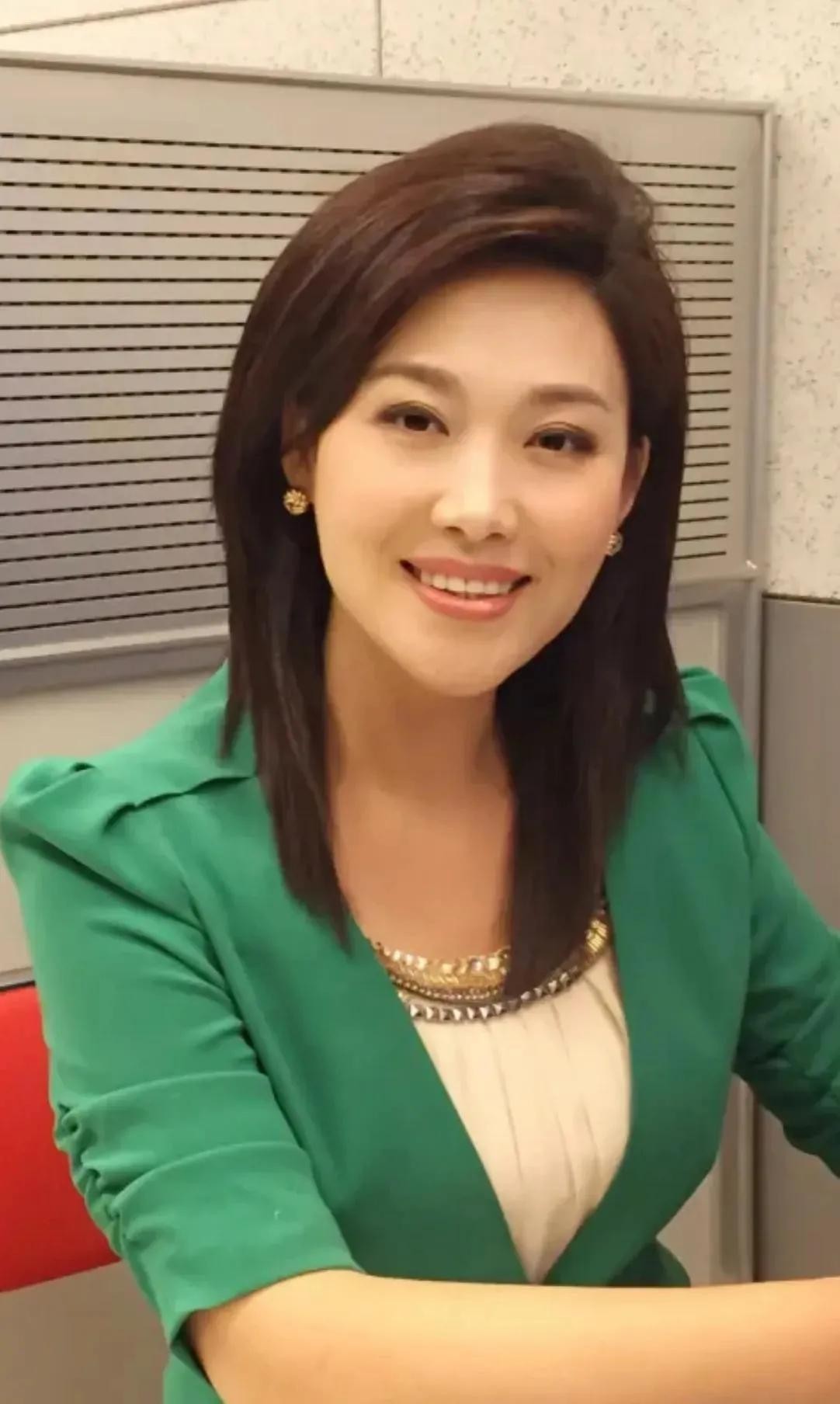 CCTV anchor Zheng Li: From a teacher to a host, her husband is an ...
