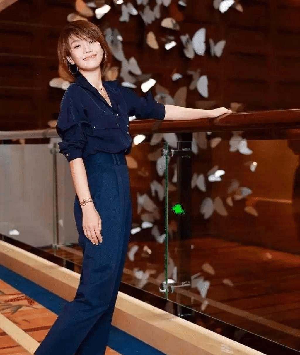 Ma Yili appeared at a party and was hugged so intimately by the rich ...