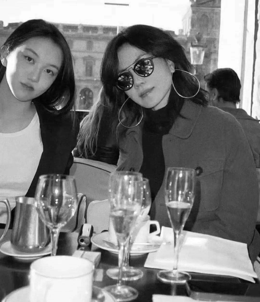 Li Yapeng's family of three had a dinner together! Li Yan is 170cm tall ...