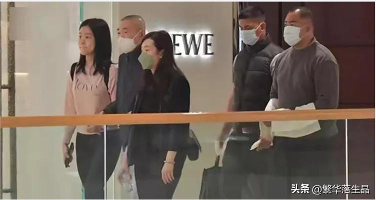 Lu Lijun and Liu Xiuying took a rare group photo, wearing a black dress ...