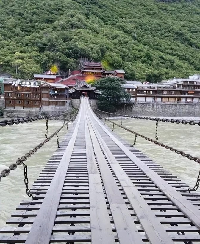 How did people 300 years ago put 40 tons of iron chain across the Dadu ...