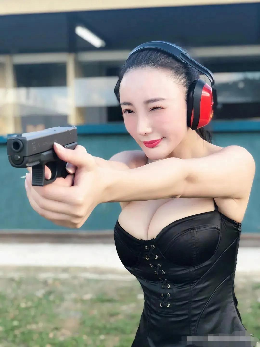 Wang Li Danni's beautiful seaside photos, sexy and charming, water snake waist against the sky ...