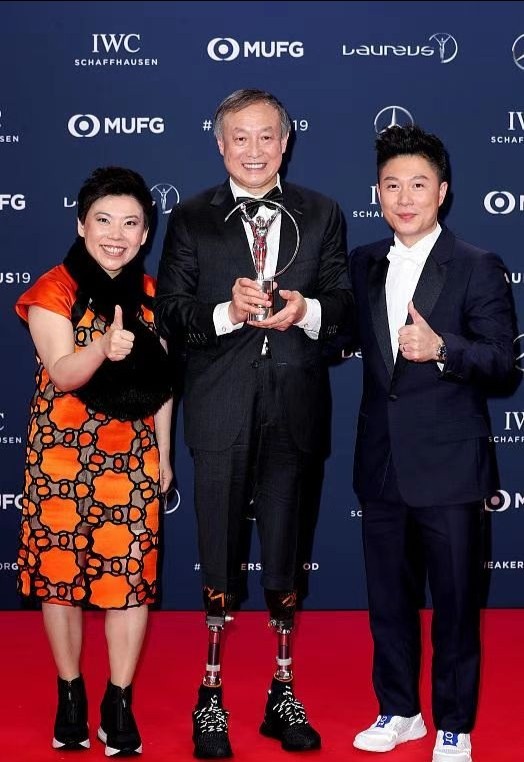 Deng Yaping walks the red carpet abroad, wearing a red cheongsam and a ...
