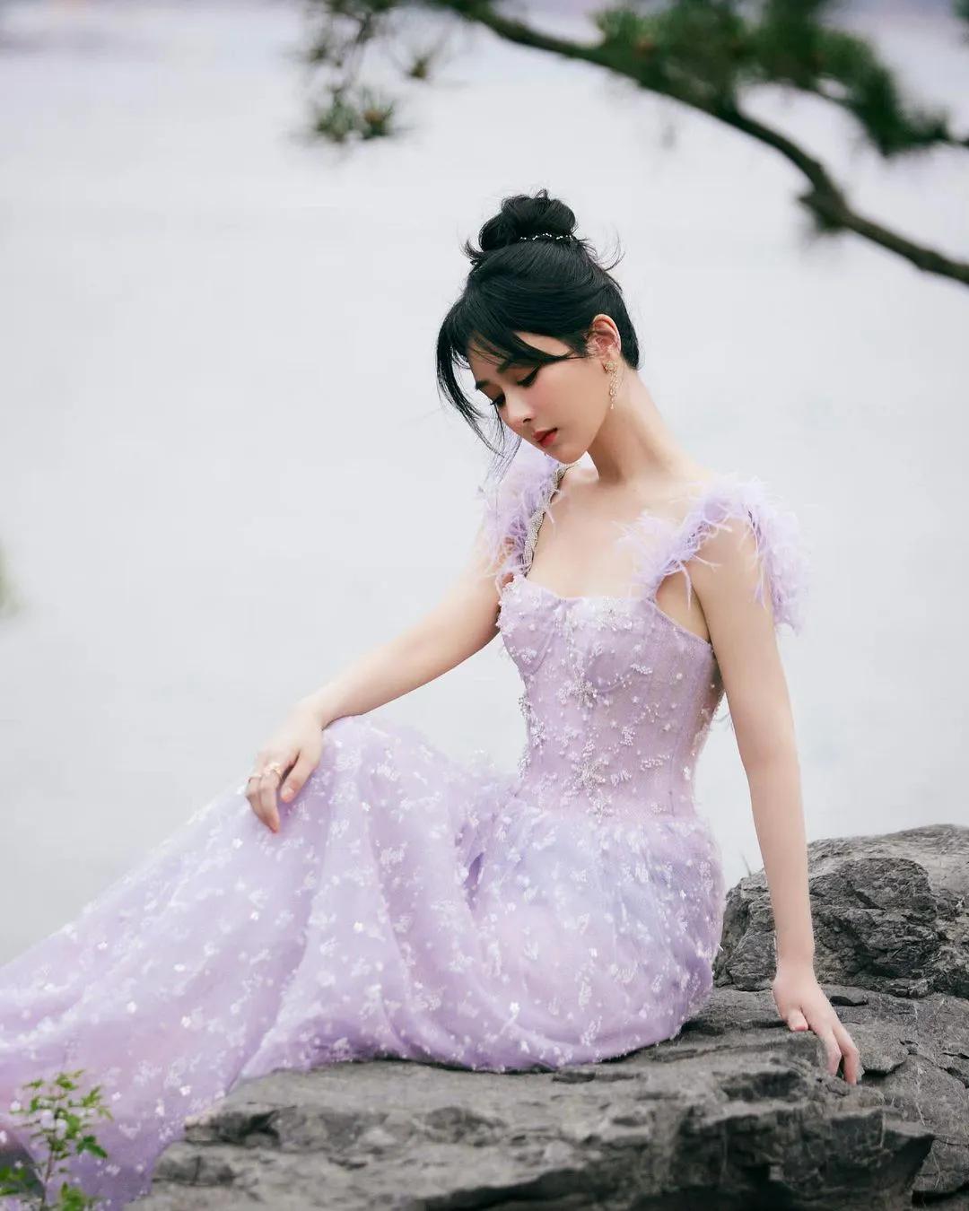 Yang Zi's dress looks noble and elegant, highlighting her perfect ...