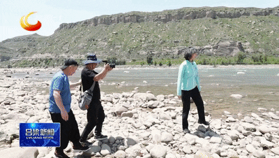 The film crew of CCTV's "Home in the Distance" was filming in Luliang ...