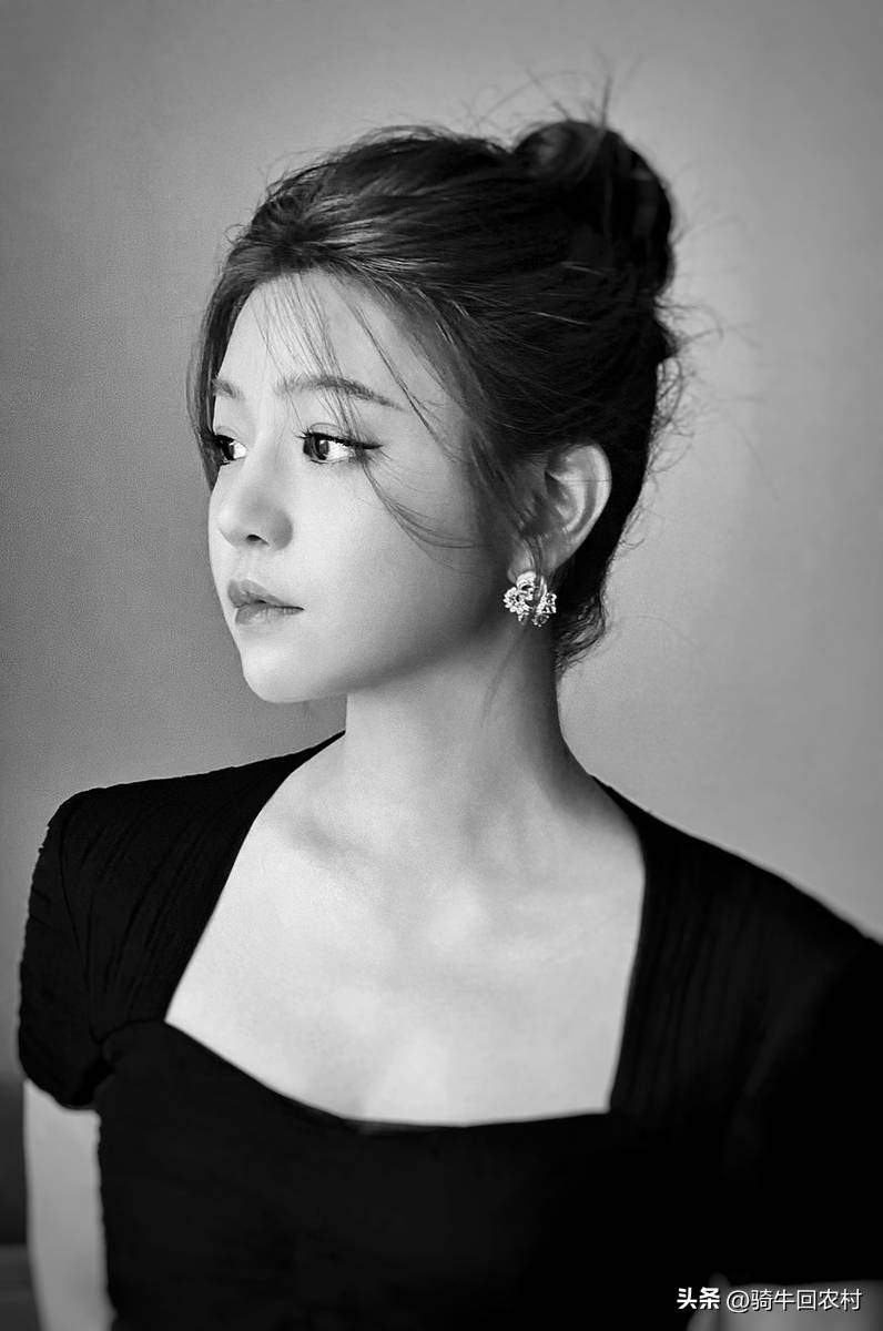 Michelle Chen's photo album reveals delicate facial features and gentle ...