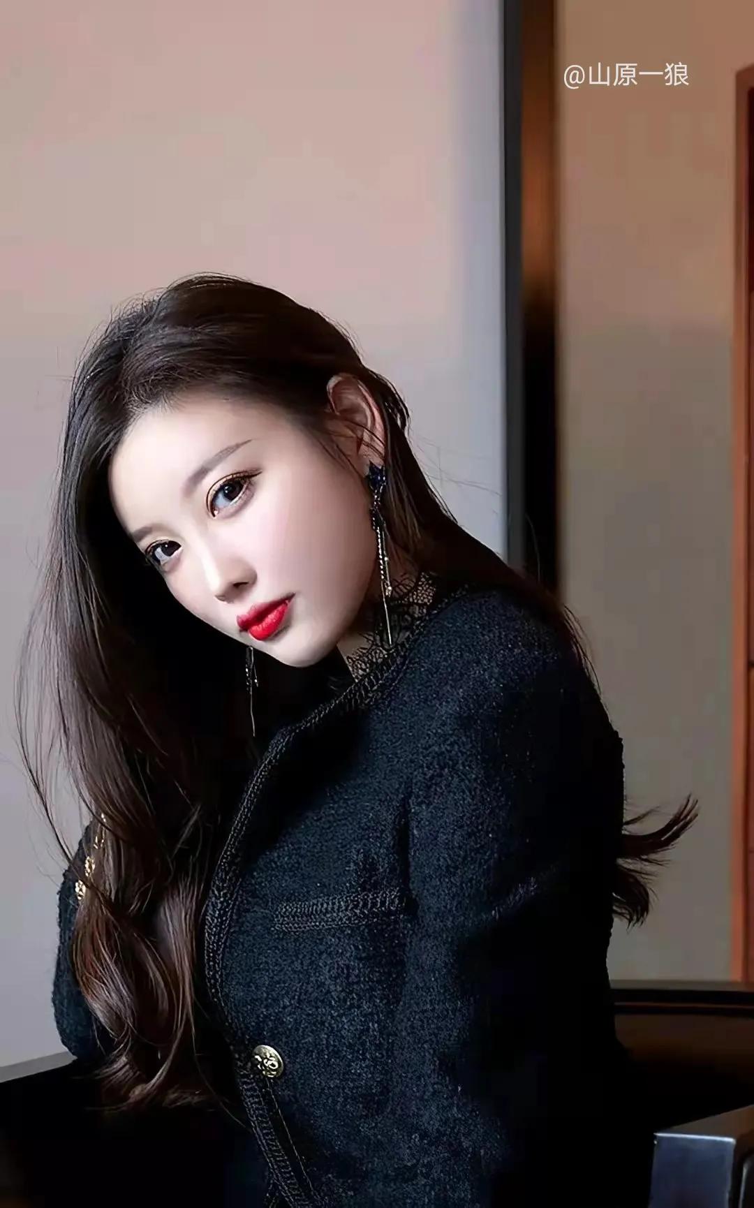 Yang Chenchen, the goddess of temperament - iNEWS