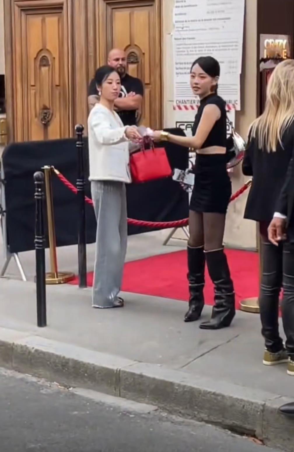 Lisa performed on the Crazy Horse show, Yang Ying and Zhang Jiani ...