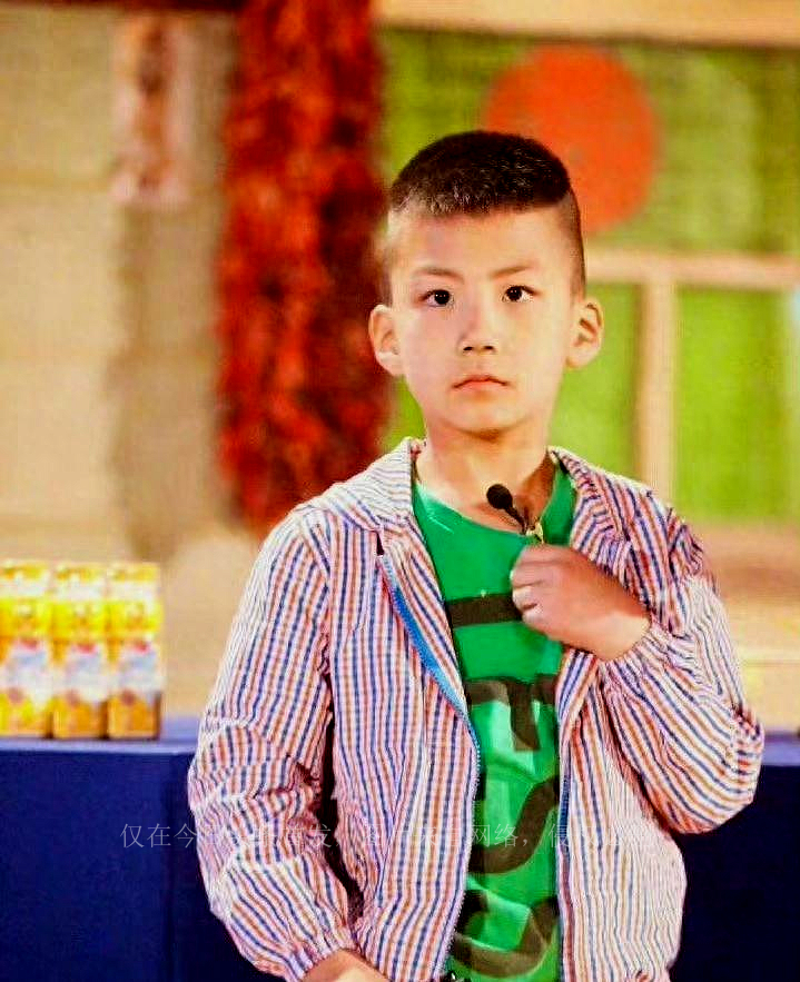 Hu Jun's son has really grown up. His looks and figure are so perfect ...