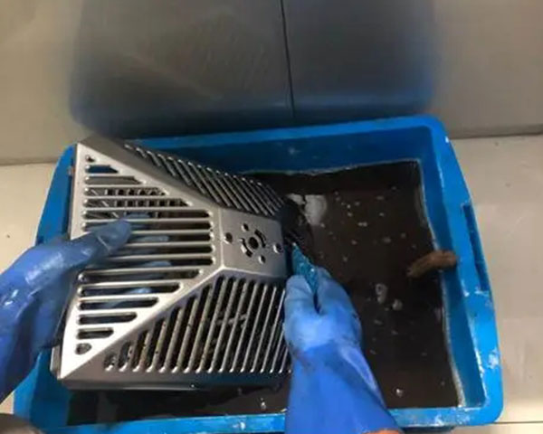 What are the effective ways to clean kitchen fume marks? - iNEWS