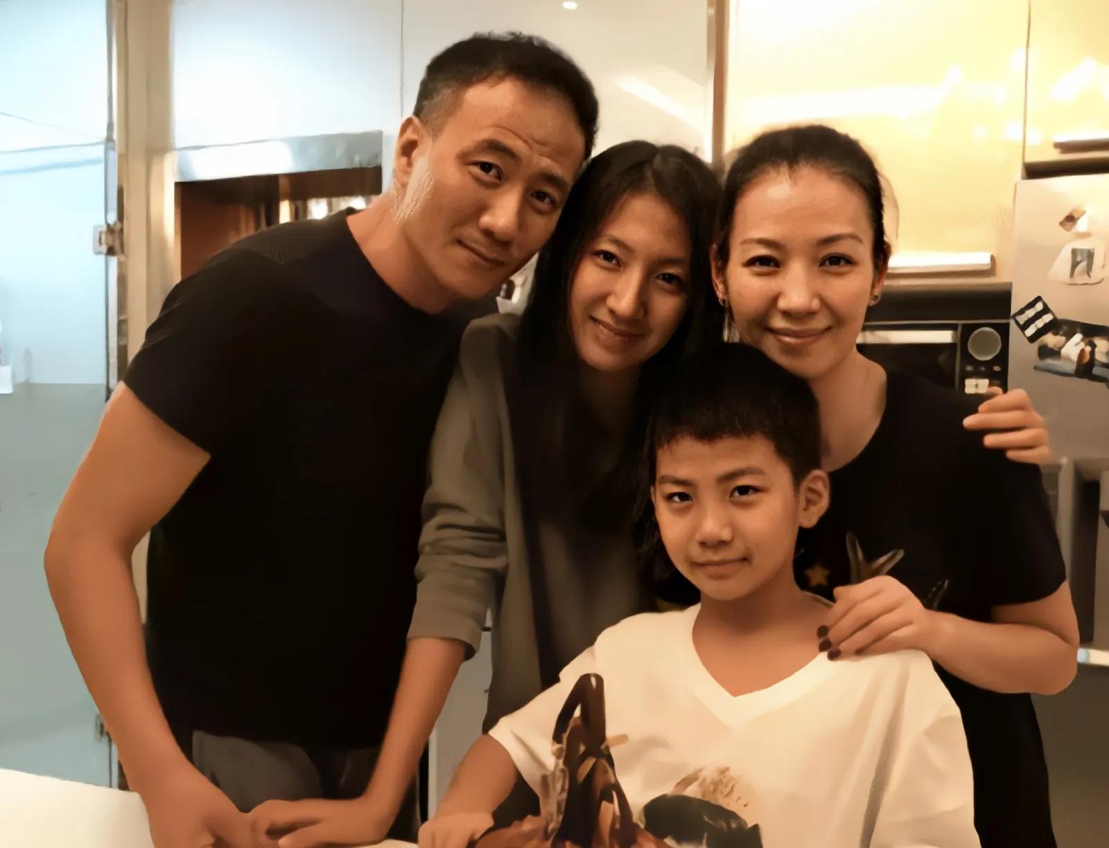 Hu Jun dined with his wife and daughter, 20-year-old nine children are ...