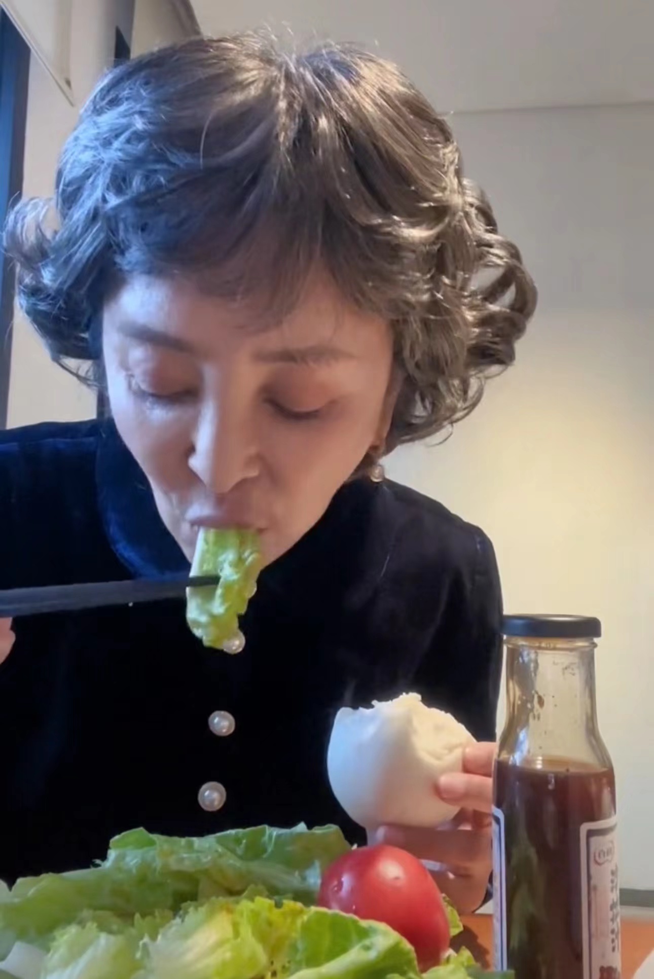 59-year-old Li Qinqin was exposed to living in poverty, eating steamed ...