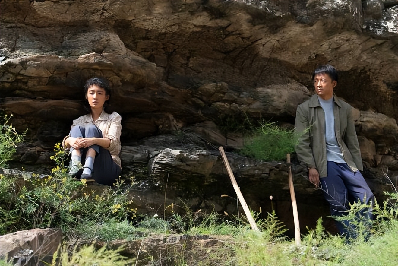 Passing blades to the audience on Ching Ming Festival, the biggest ...