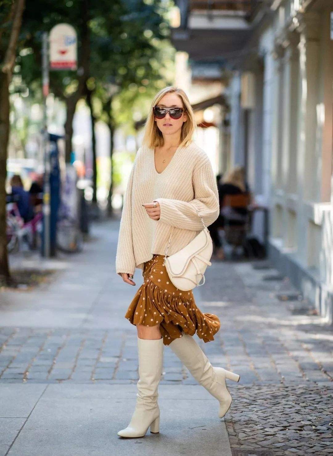 Sweaters are still "minimalist style". You don't need to buy too much ...