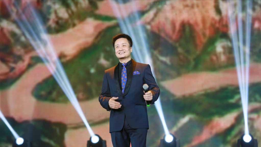 Artists gathered in Beijing: Yan Weiwen was supported to hug Li ...