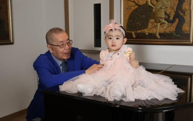 Liu Shikun is 81 years old and has a daughter. The little princess is ...