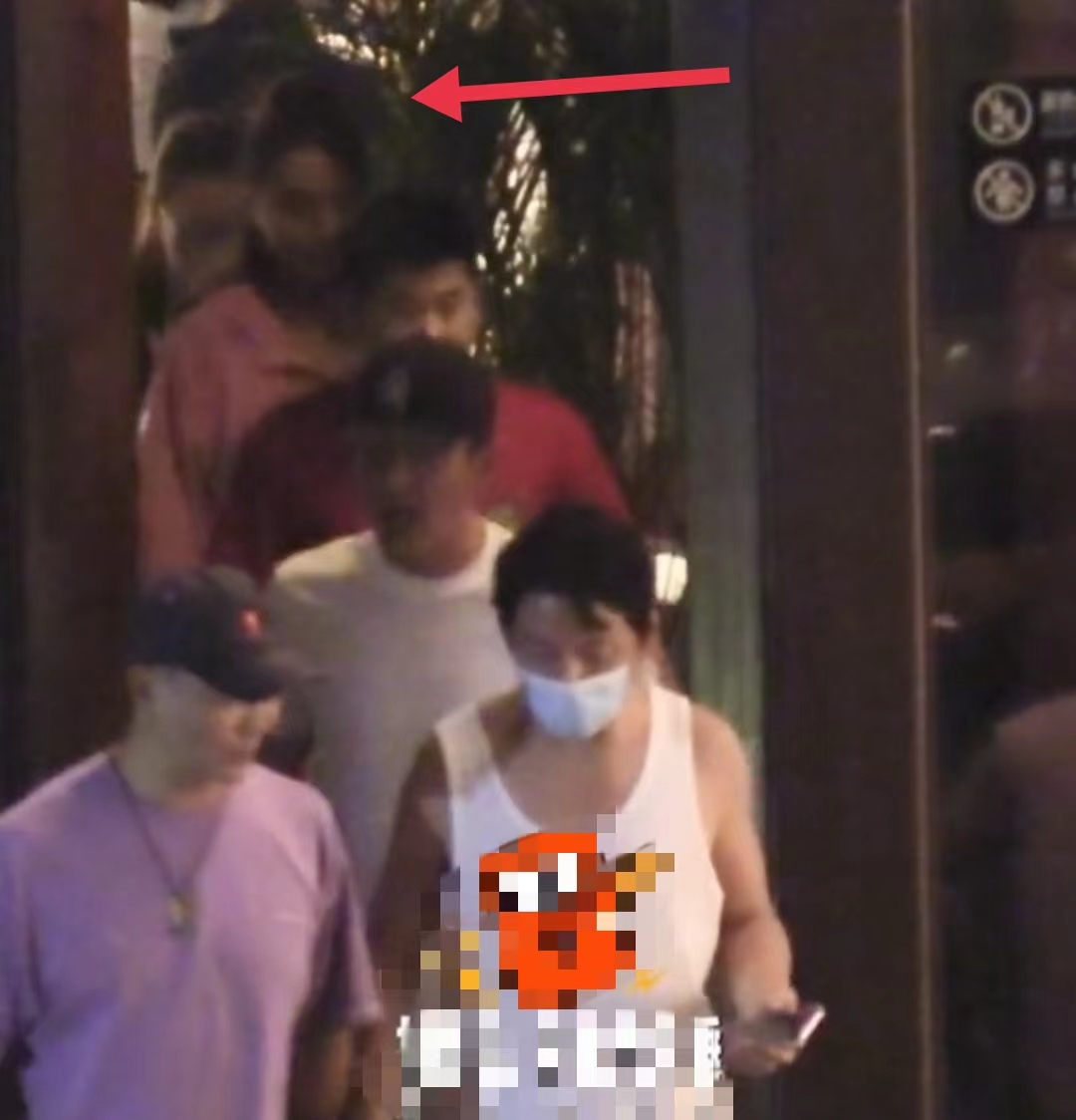 48-year-old Pan Yueming is too thin to recognize, wearing a tank top ...