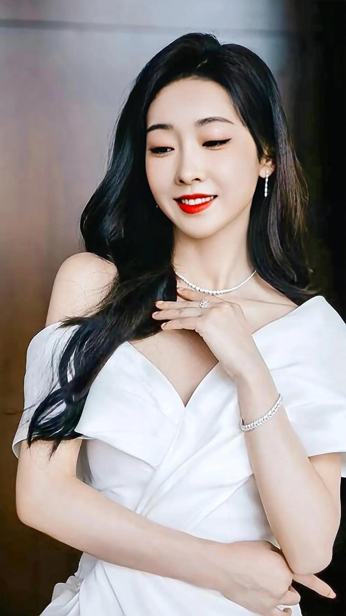 Xuan Lu with outstanding temperament - iMedia