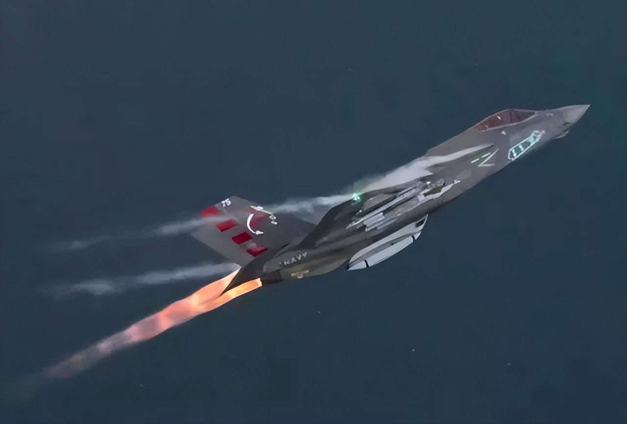 Why are the colors of aircraft exhaust flames different? Which one is ...