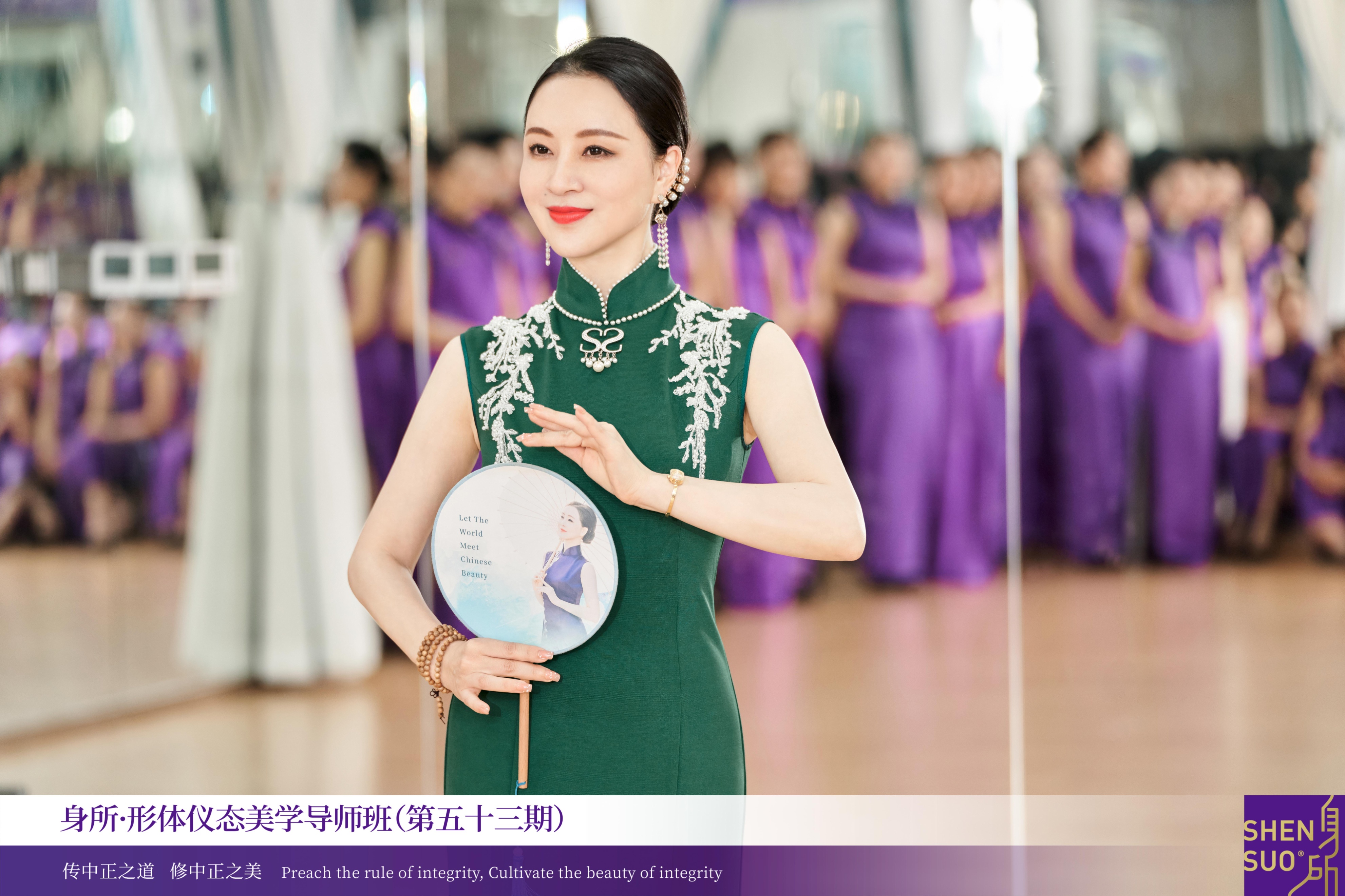 The 53rd cheongsam demeanor class of the body shape and posture ...