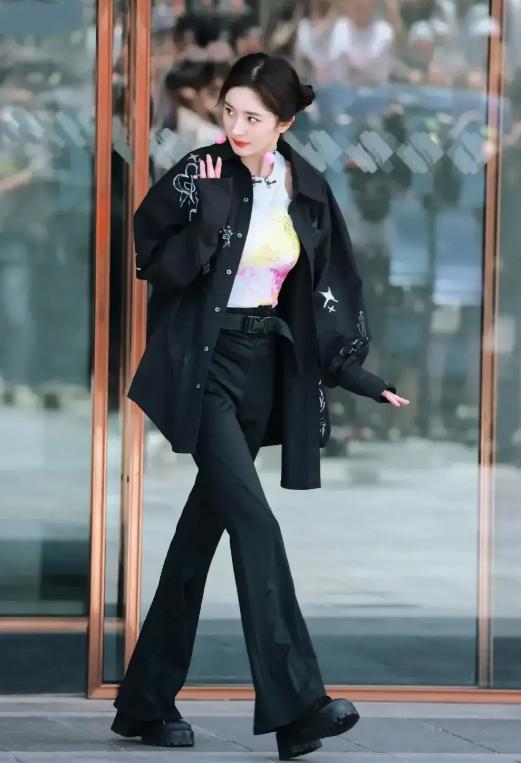 Yang Mi's outfits are out of the circle, and the wild hot girl style is ...