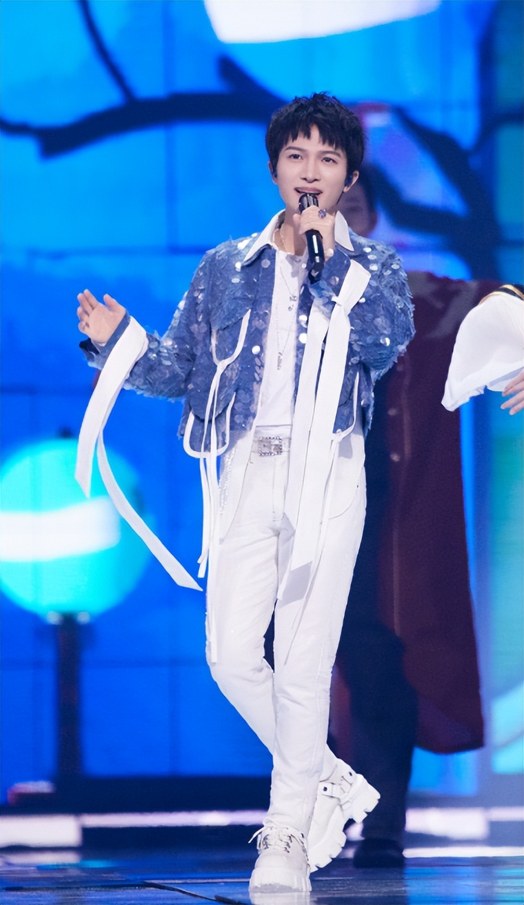 Na Ying: I'm sorry Zhou Shen, I like Li Wei. Zhou Shen: Na Ying is ...