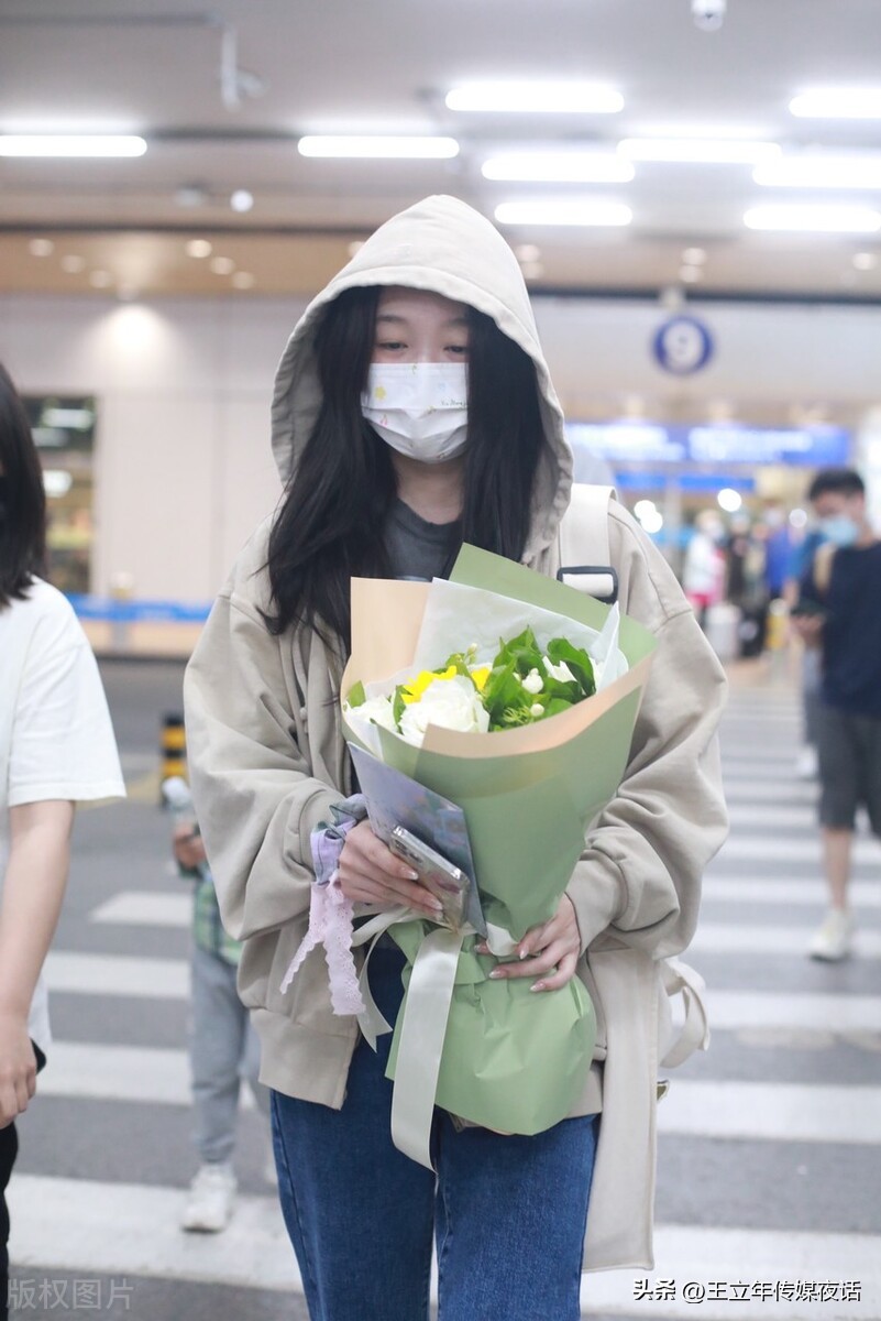 Little Rainbow Xu Mengjie receives flowers from fans at Beijing Airport ...