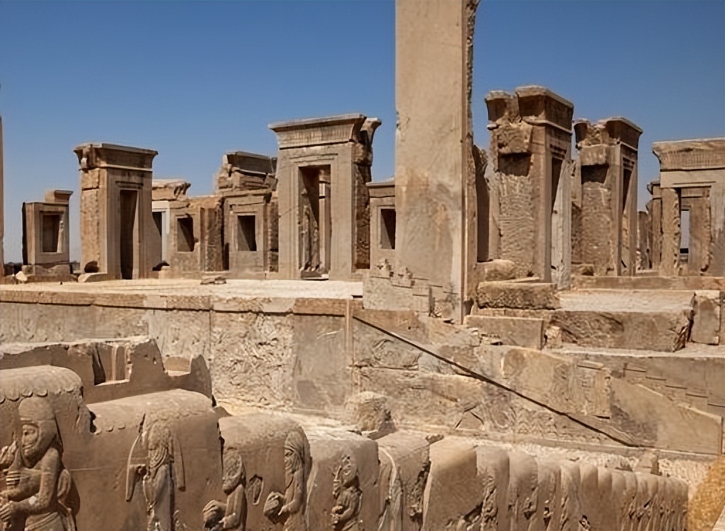 Discuss in detail the ingenious and unique architectural charm of the ...