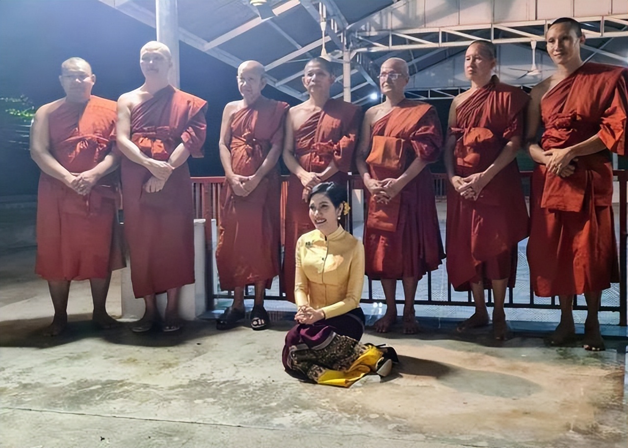 Sinina's latest official photo: The cropped picture was restored by the ...