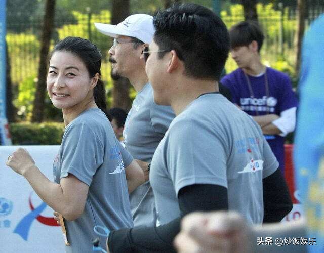 41-year-old Guo Jingjing takes her child to plant rice!Taking the ...