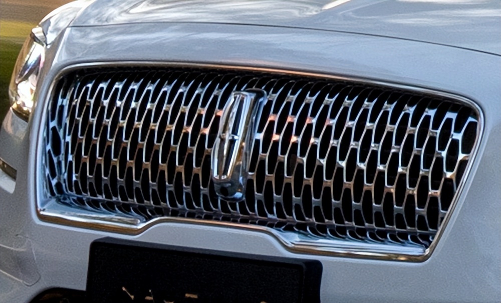 Showing the core of American SUV with gentleman's character, navigator ...