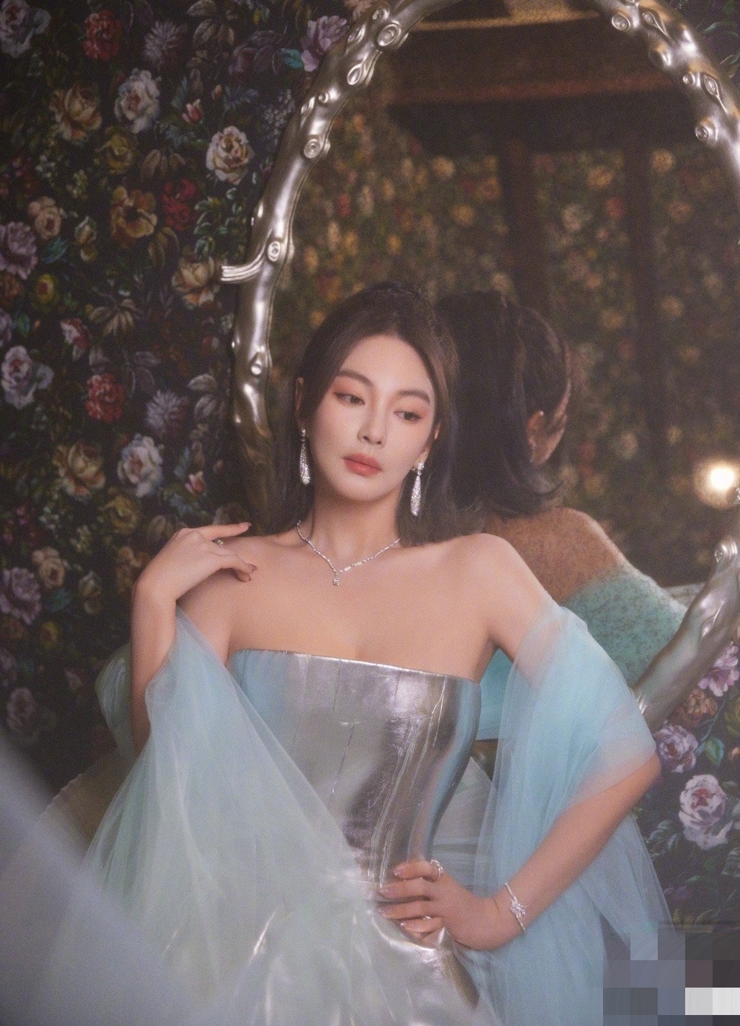 Appreciation of Zhang Yuqi's simple and elegant dress - iMedia