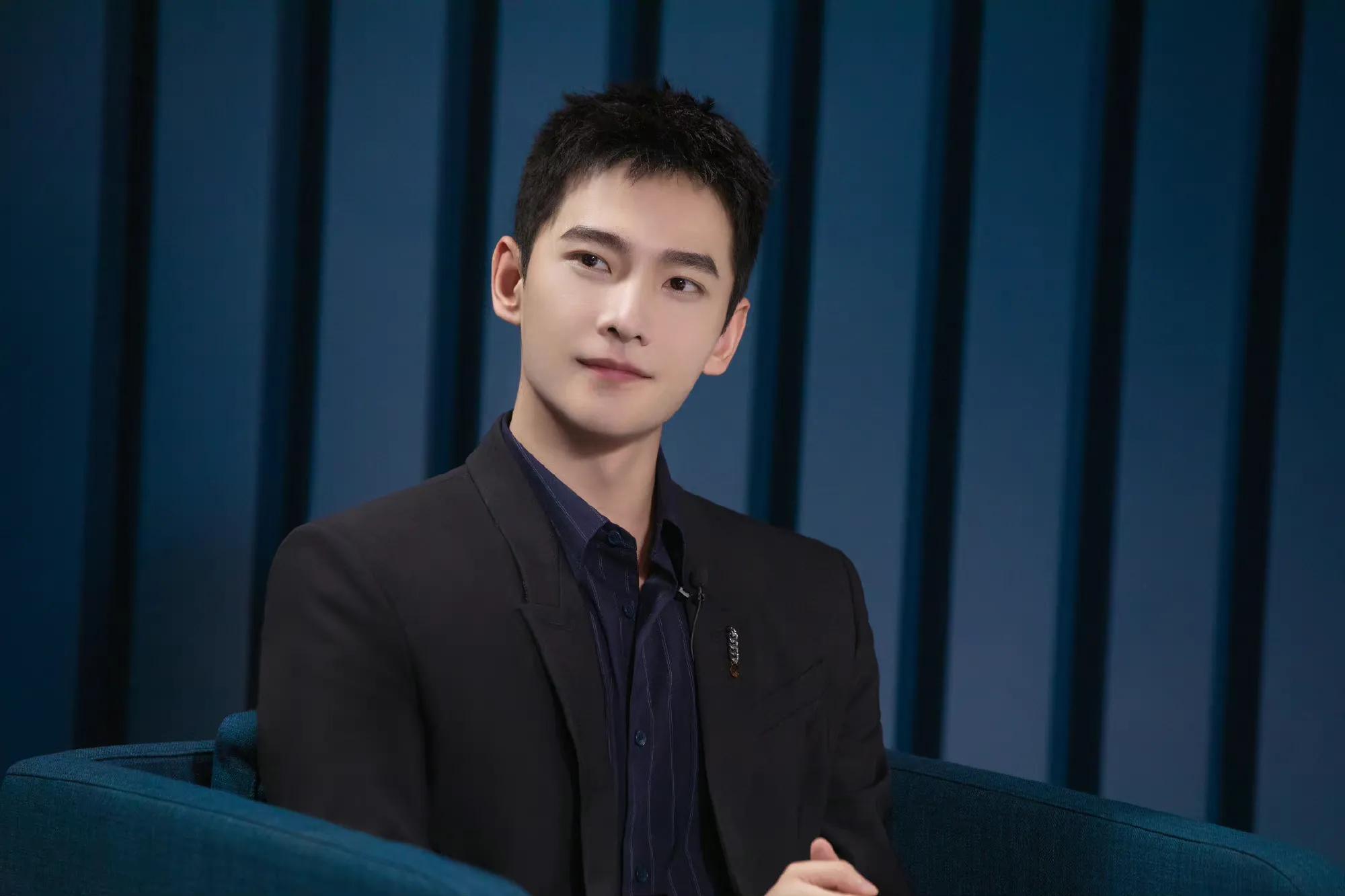 Yang Yang's black suit is so handsome - iNEWS