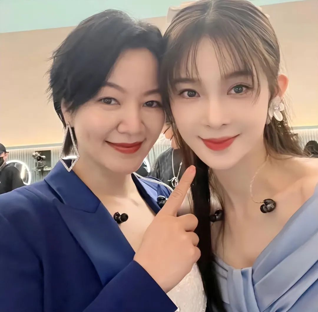 "Sister Lang" Zhao Yingzi and Gillian took a group photo, suspected of ...