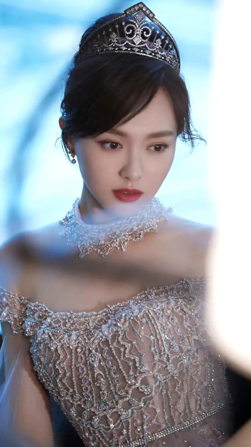 Tang Yan, she has a beautiful body and looks good in everything she wears. - iNEWS