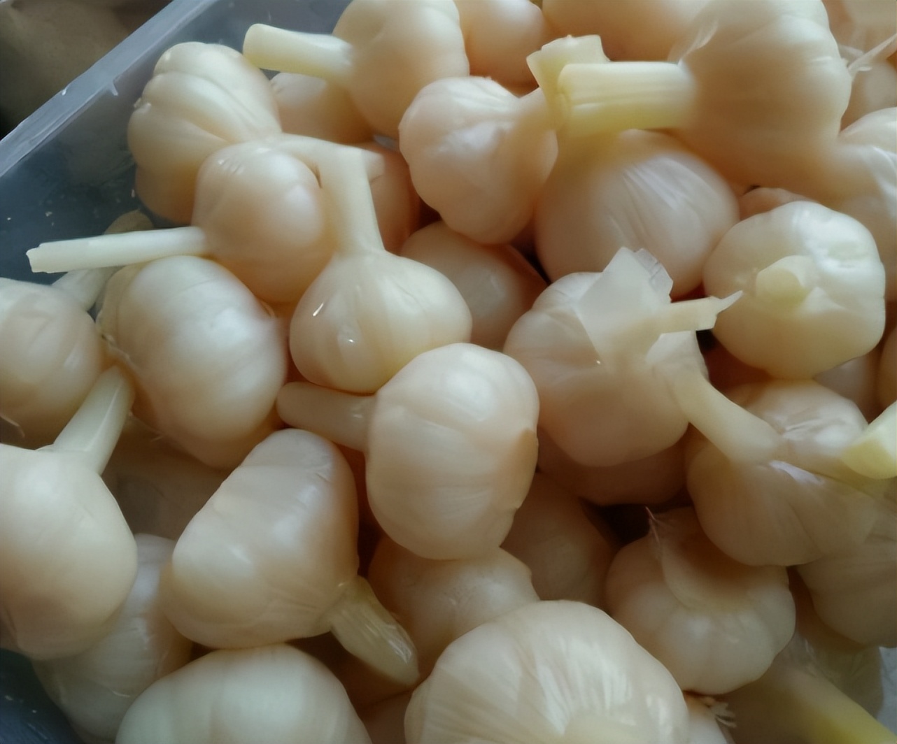 Pickled sweet and sour garlic, just put sugar and vinegar is not enough ...