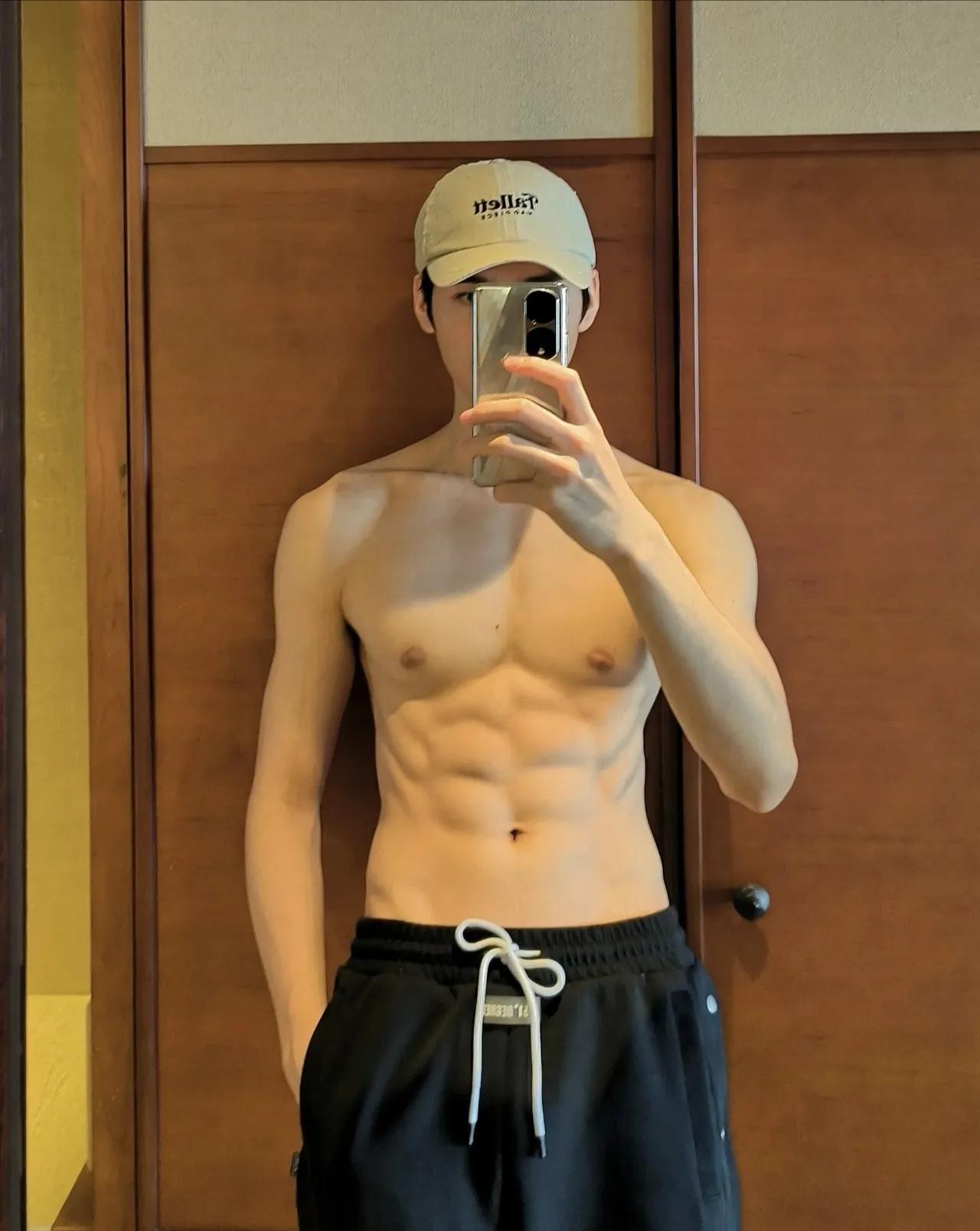 Gong Jun Abdominal Muscle Mermaid Waist Photo - iNEWS