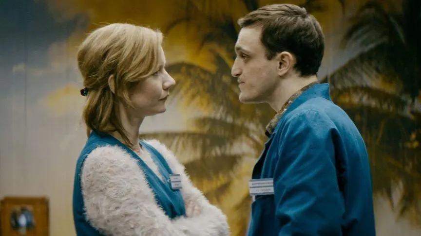 "Warmth Contains Light": Fading memories, an obsession that doesn't ...