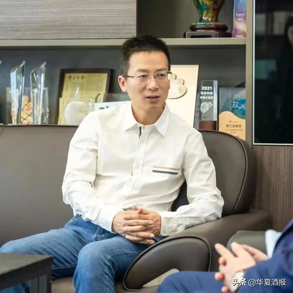 Famous economist Ren Zeping signed a contract with the top rice wine ...