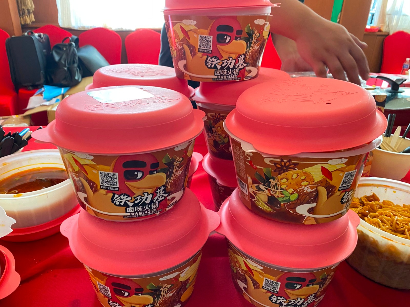 Eating hot pot ready-to-eat products out of bed makes young people lazy ...