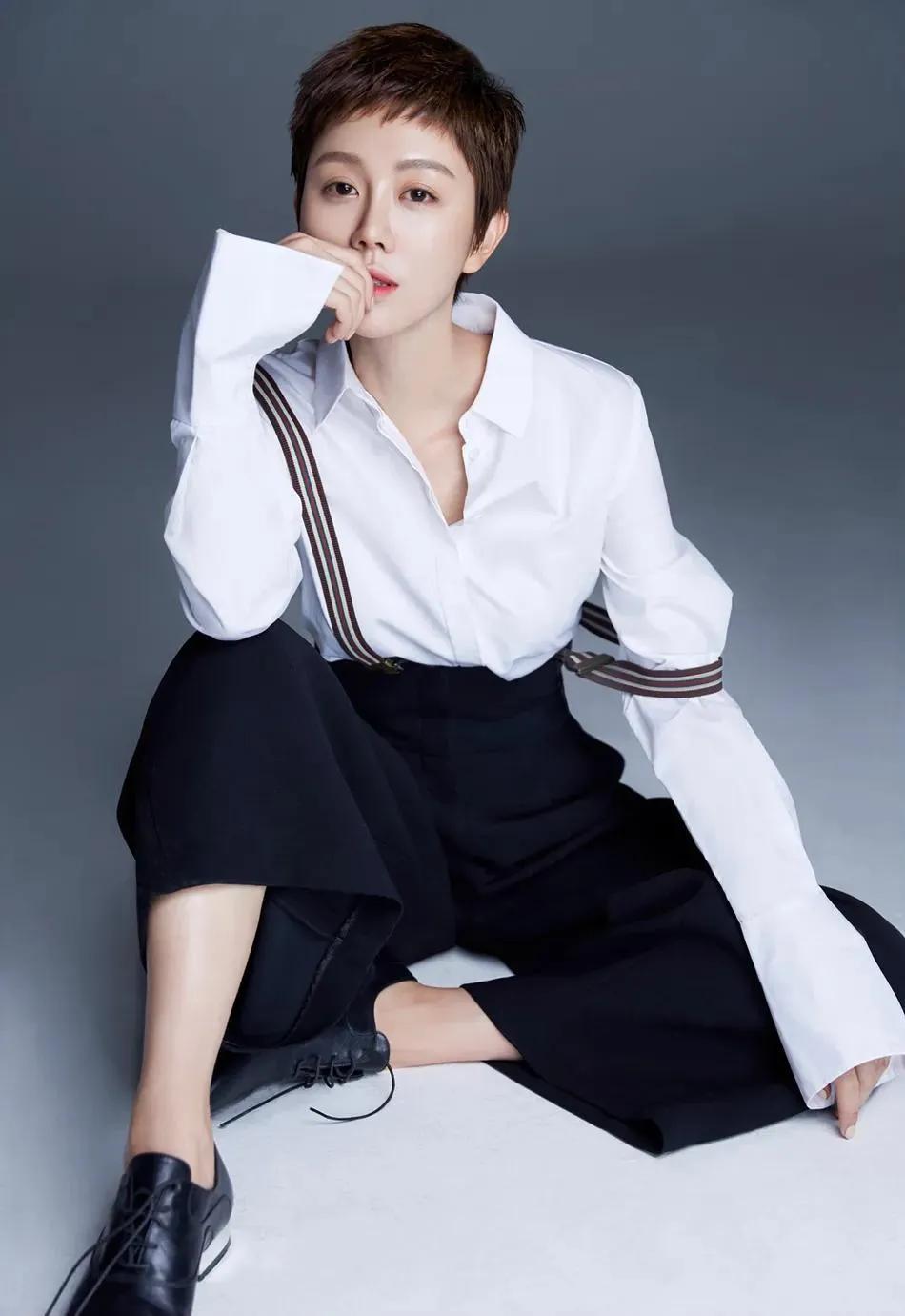 She is so beautiful, so charming, and tender as water!(Jiang Yan) - iNEWS