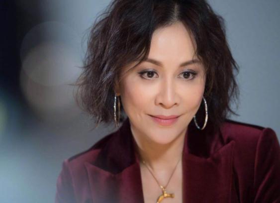 Carina Lau publicly stands as a problem artist!Take a group photo with ...
