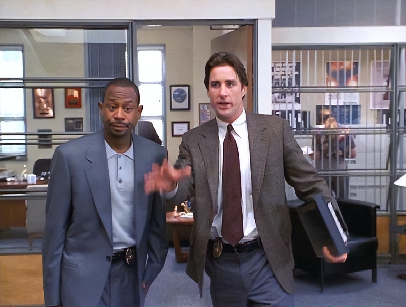 What thoughts does "Stupid Detective" convey to the audience by telling ...