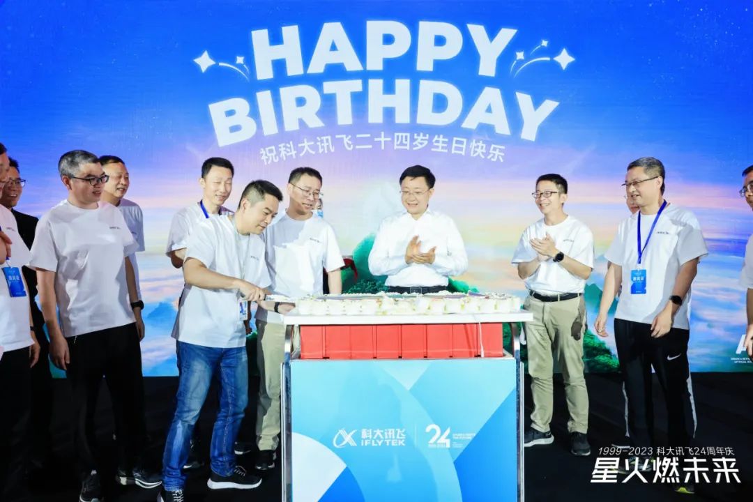 Opening the era of large-scale models of human-machine collaboration ...