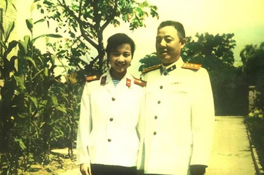 General Su Zhenhua met an actor from a Chinese cultural troupe, but the ...