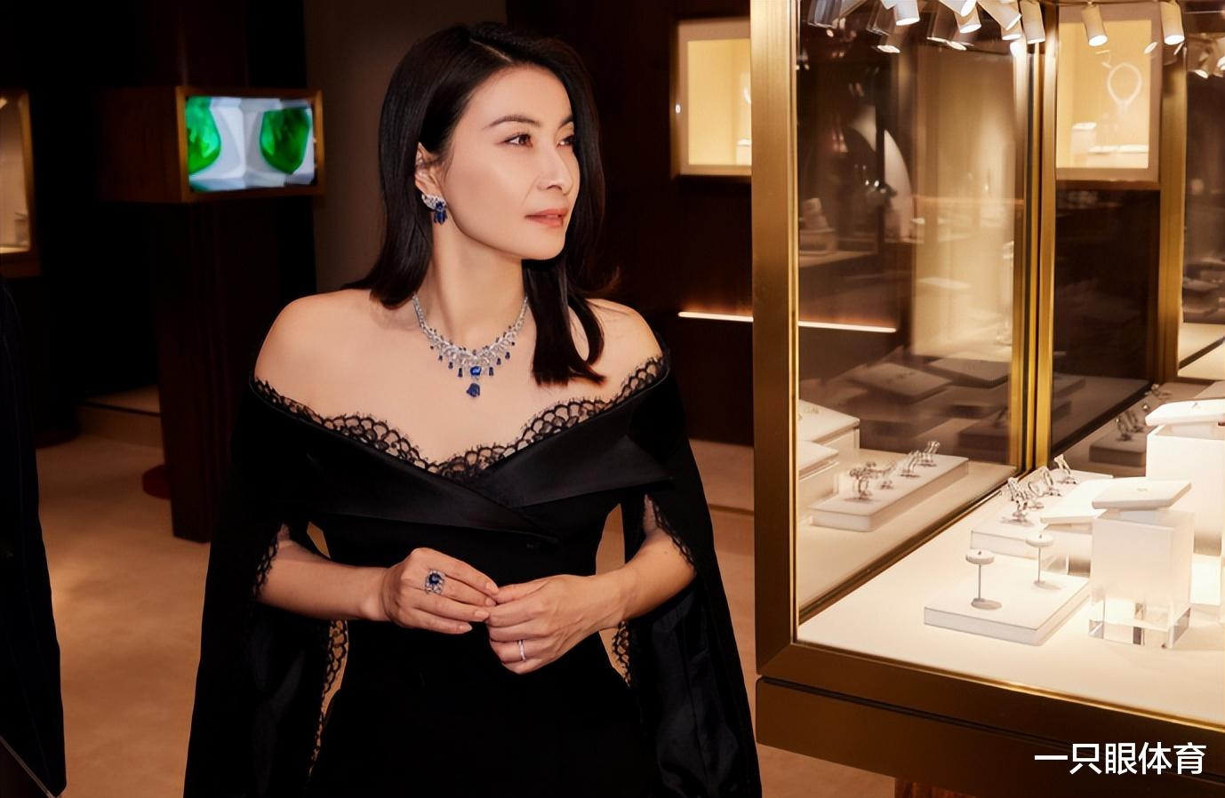 Guo Jingjing looks so beautiful in an off-shoulder skirt! It seems that ...